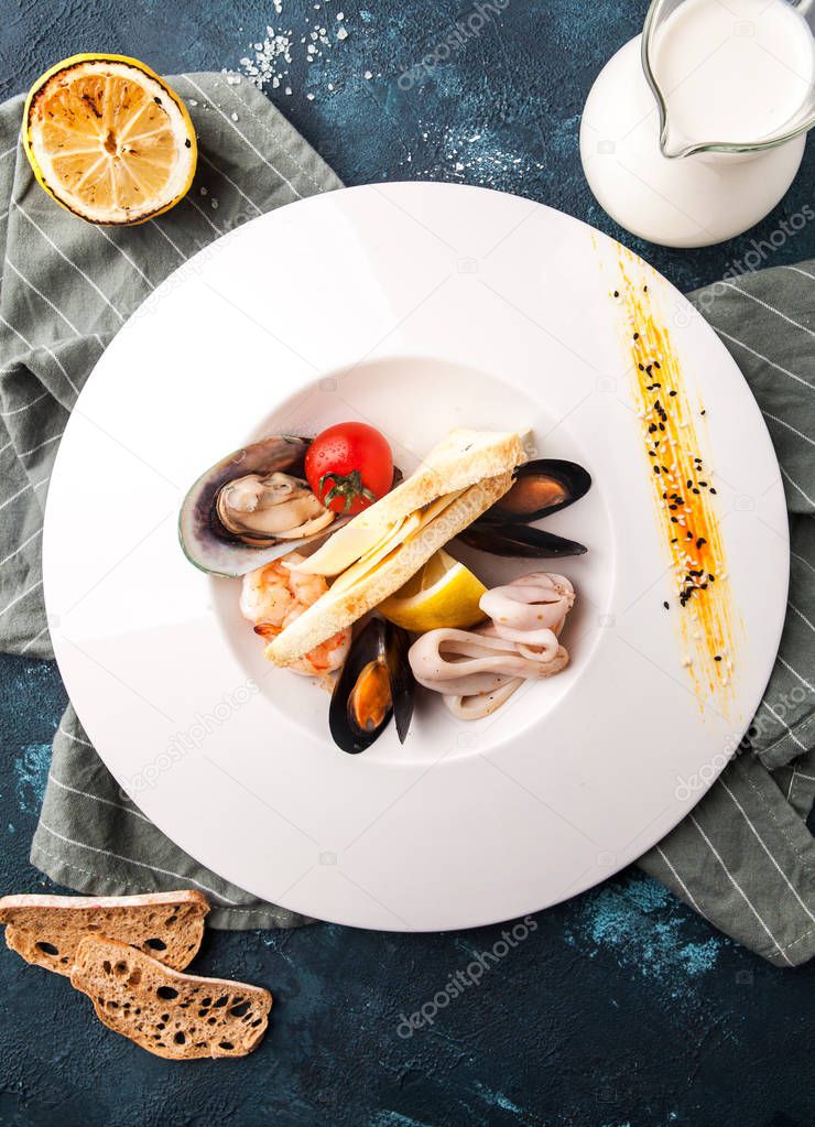 sopa de queso con mariscos, mejillones, calamares, camarones y pan ...
