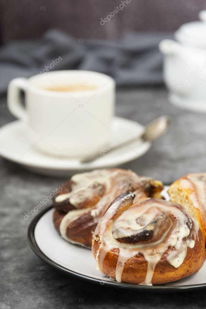 Bollo de canela danés o cannabos sobre fondo oscuro con taza de café ...