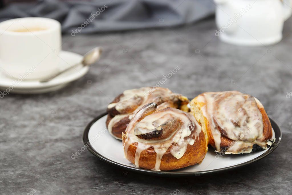 Bollo de canela danés o cannabos sobre fondo oscuro con taza de café ...