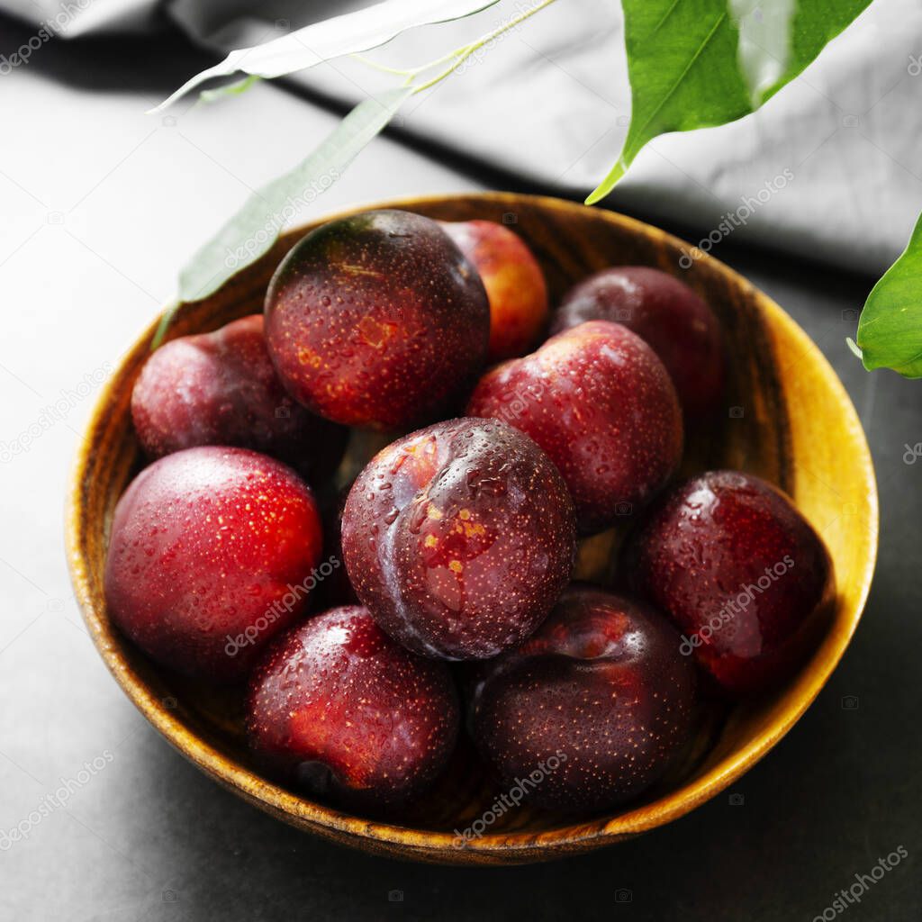 Las ciruelas rojas de Satsuma se secan. Deliciosas ciruelas en placa de ...