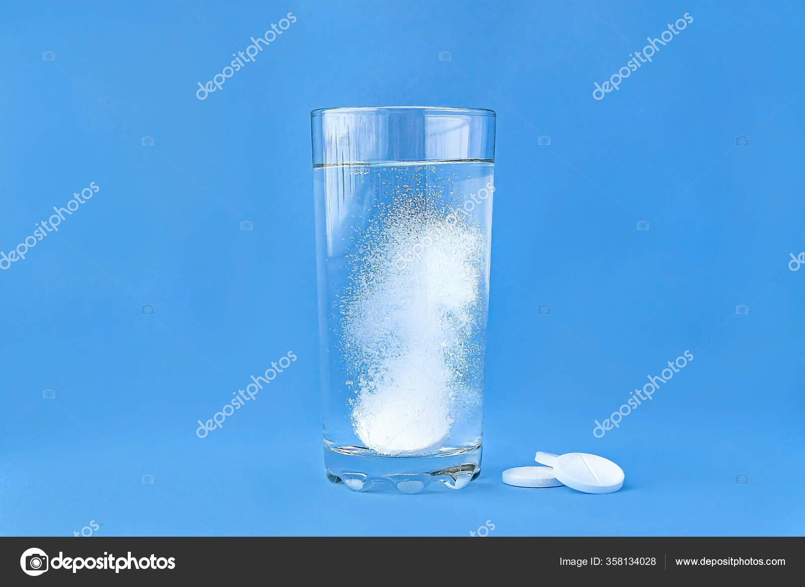 Effervescent tablet in a glass of water close-up. Soft focus. Stock ...