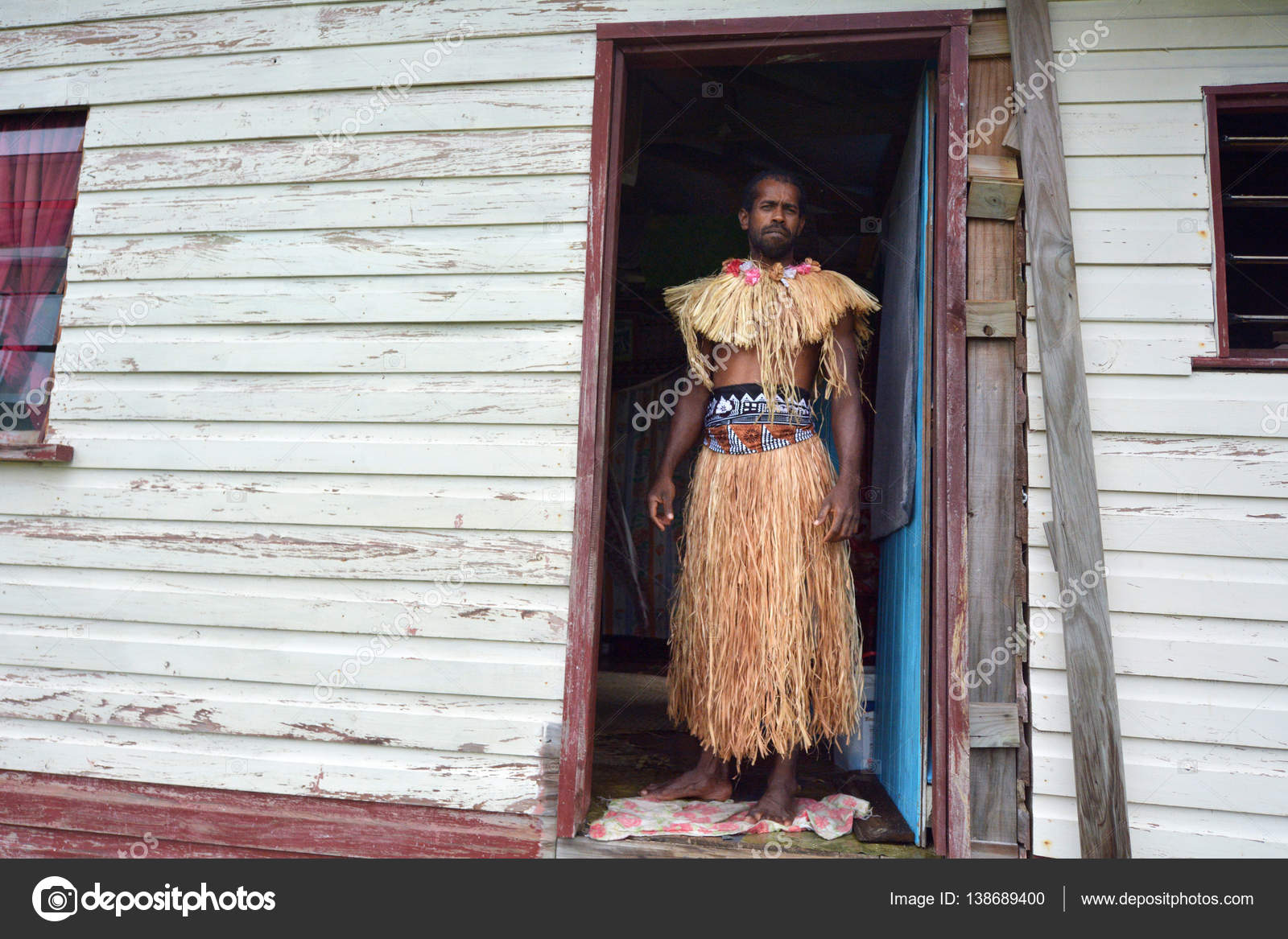 Indigenous Fijian man dressed in traditional Fijian costume — Stock ...