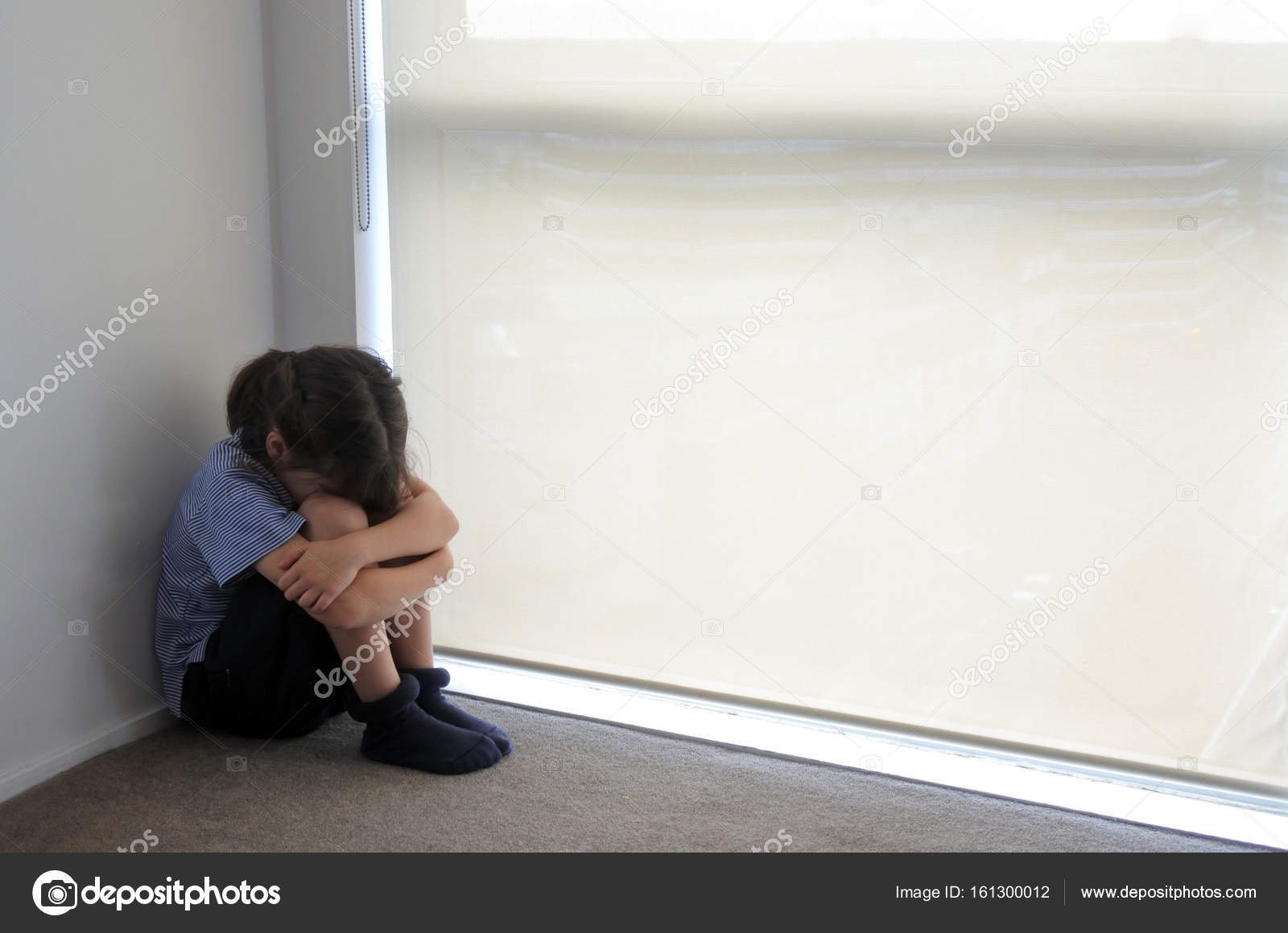 Verdrietig kind meisje zit in de hoek — Stockfoto © lucidwaters #161300012