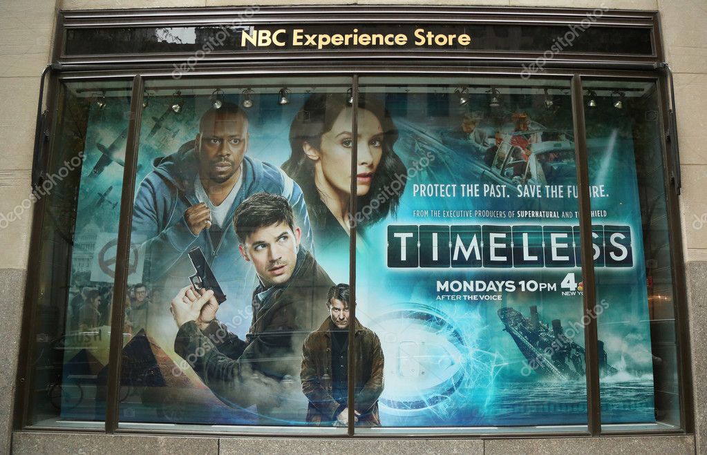 Pantalla de ventana de NBC Experience Store decorada con el logotipo del evento de televisión ...