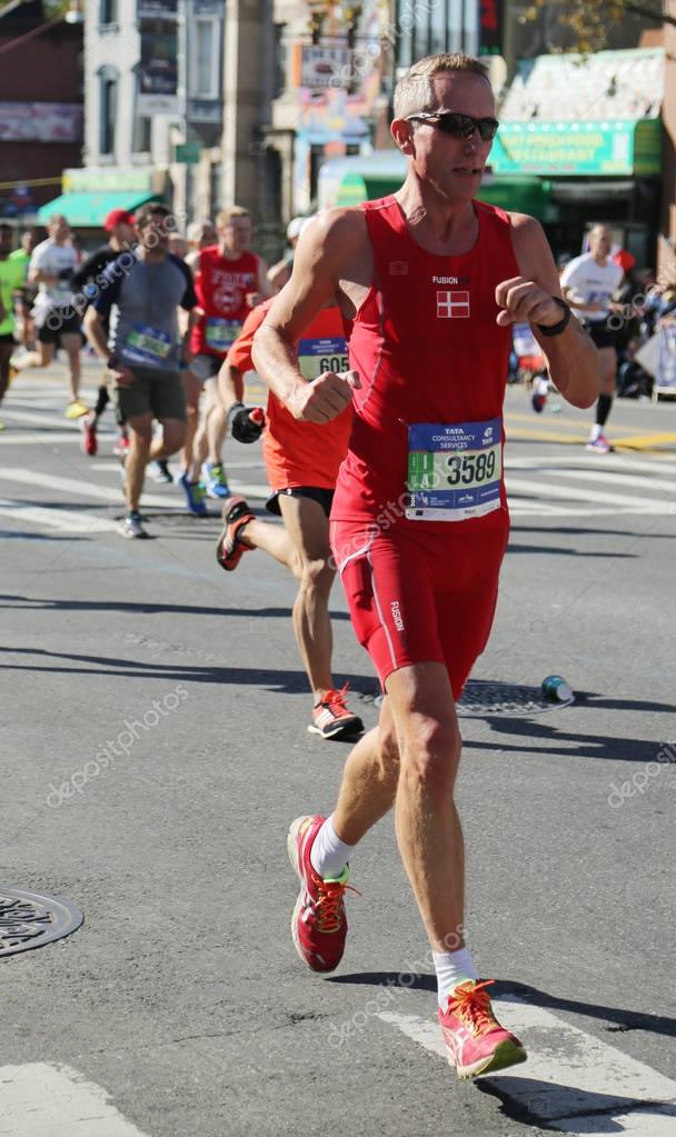 New York City Marathon runners traverse 26.2 miles through all five NYC ...