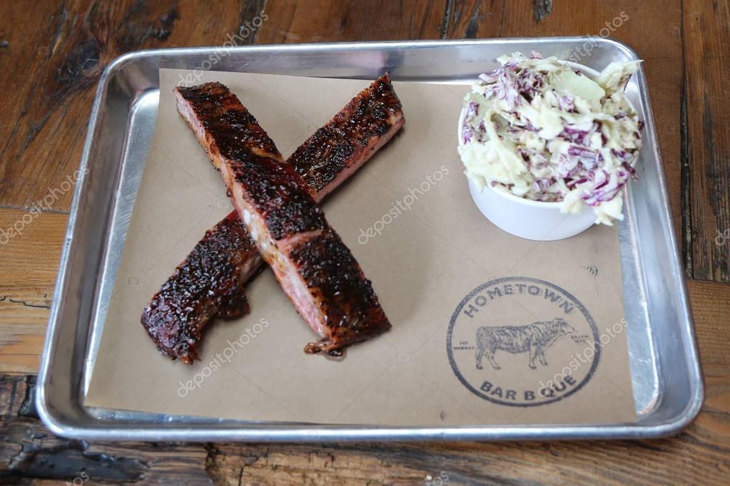 Barbacoa de costilla corta y ensalada coleslow servido en Hometown Bar ...