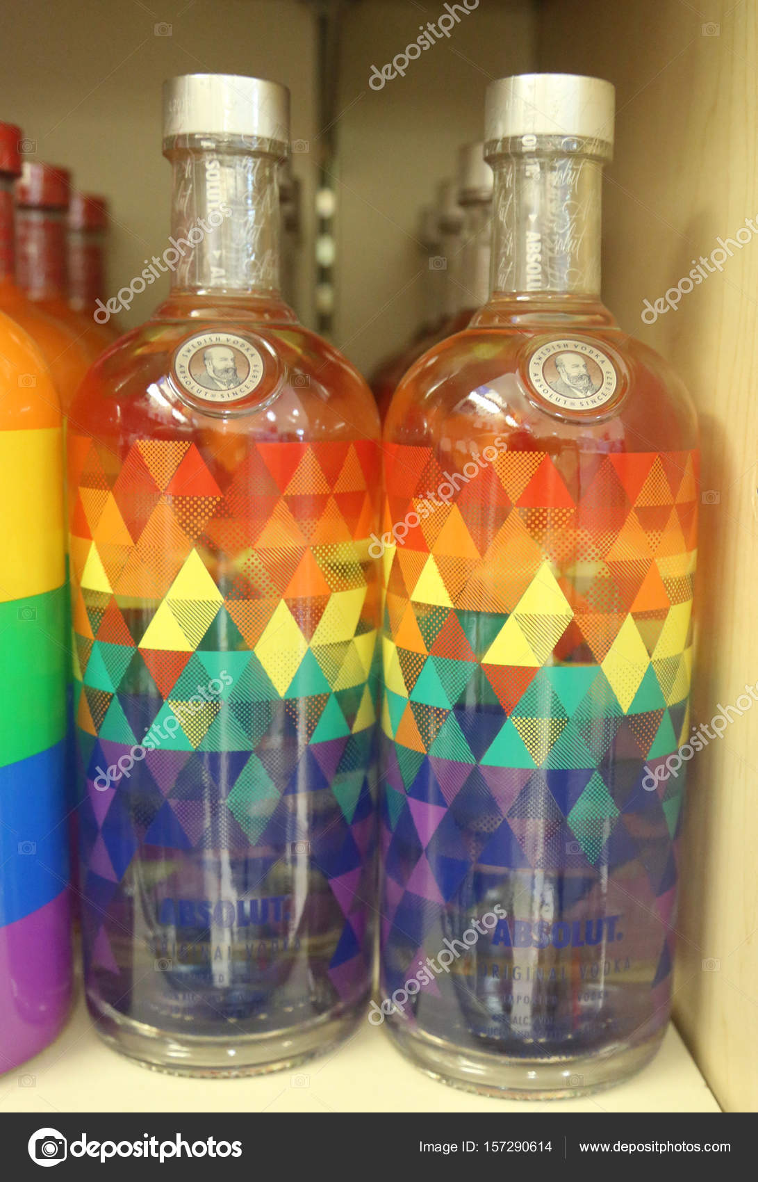 Absolut Vodka verdadero colores botella de igualdad — Foto editorial de ...