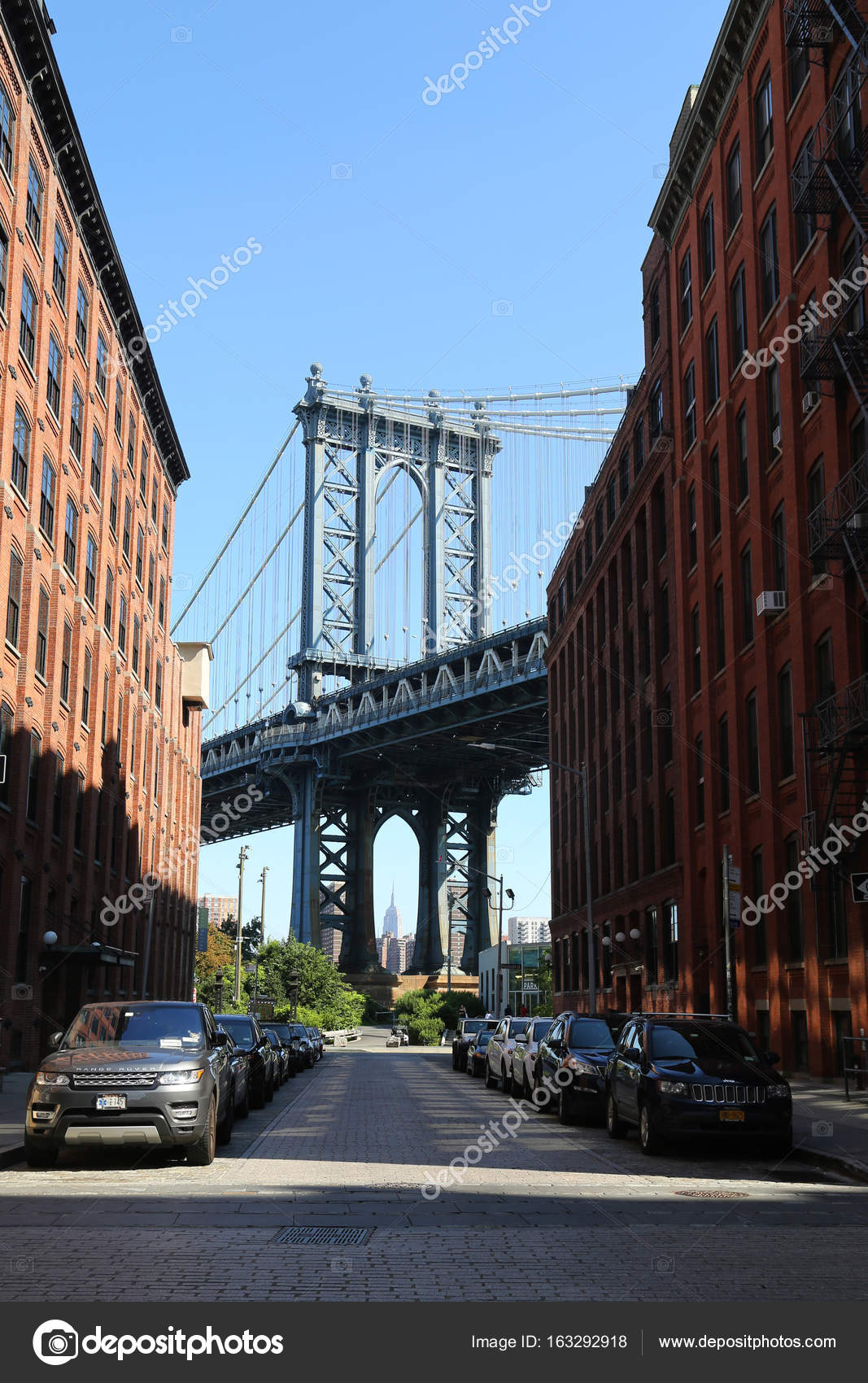 Iconic Manhattan Bridge and Empire State Building view from Washington ... Iconic Manhattan Bridge and Empire State Building view from Washington ...