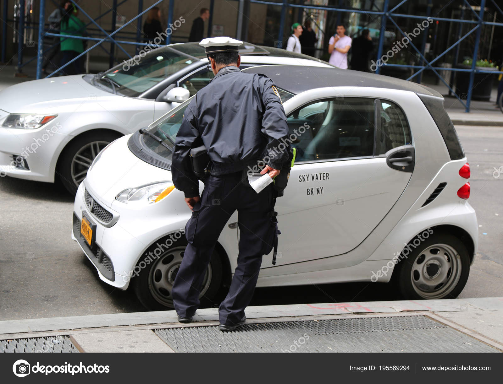 New York May 2018 Nypd Traffic Control Officer Writing Parking — Stock ...