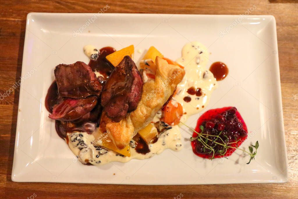 Plato principal tradicional de renos salteados con puré de papas y ...