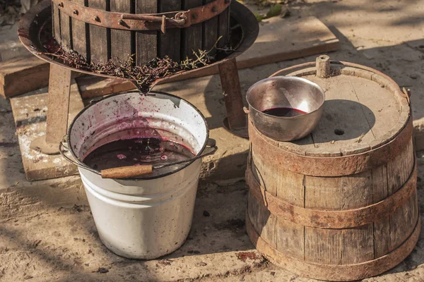 El proceso de elaboración del vino fotos de stock, imágenes de El ...