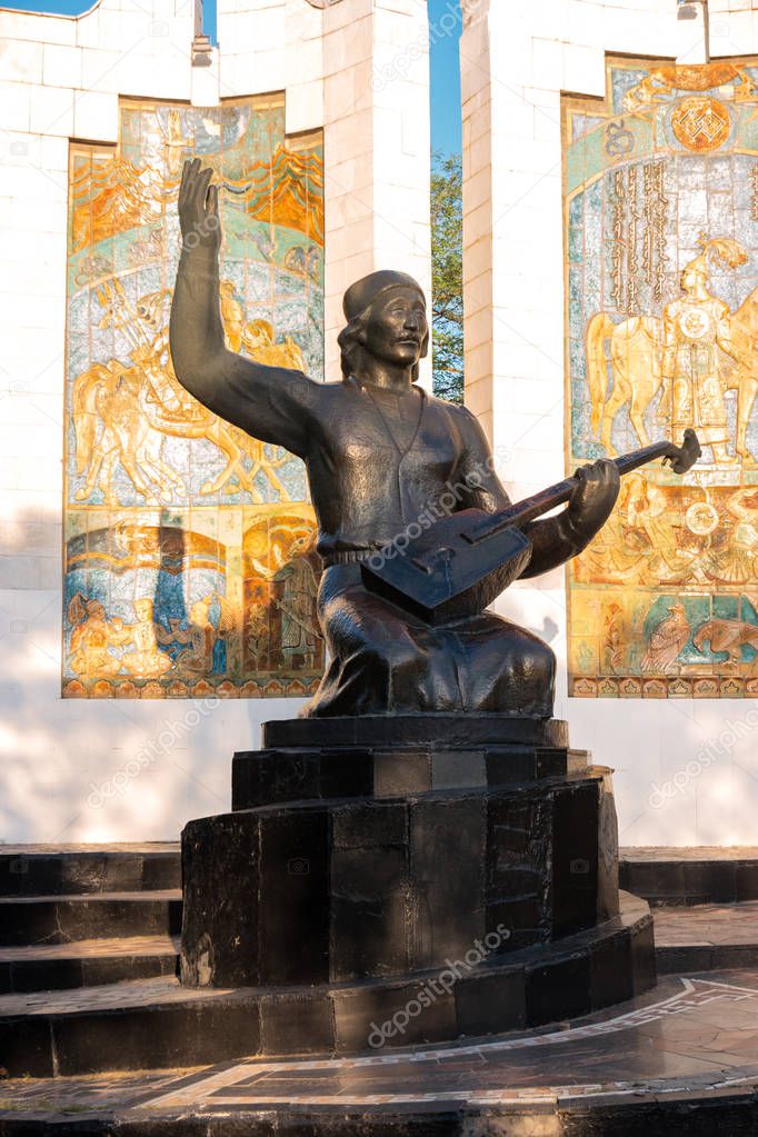 Elista, Rusia - 12 de septiembre de 2017: Monumento a un Jangarchi Eelyan Ovla (Jangar performer ...
