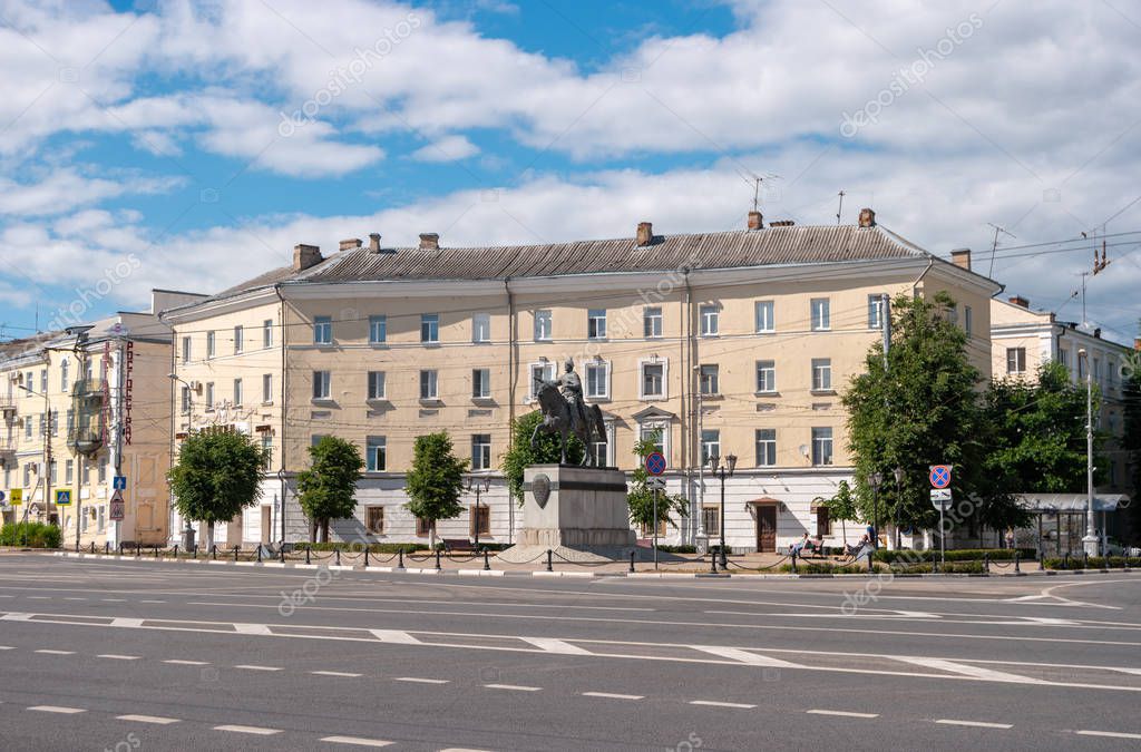 Tver, Rusia - 16 de junio de 2019: Edificio de estilo neoclásico con monumento a Michail de Tver ...