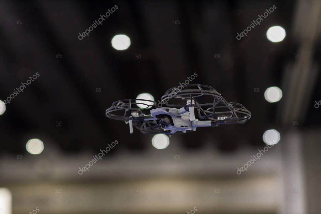 UAV drone helic ptero volando con c mara digital.Drone con c mara digital de alta resoluci n. C ...