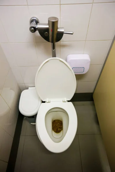 Persona defecando fotos de stock, imágenes de Persona defecando sin ...