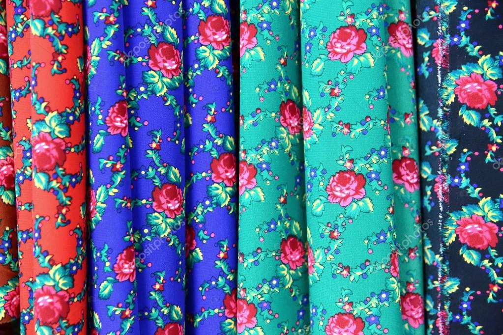 tela colorida se utiliza para diseñar todo tipo de ropa para mujeres y ...