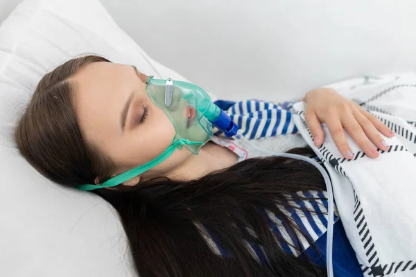 Chica en coma fotos de stock, imágenes de Chica en coma sin royalties ...