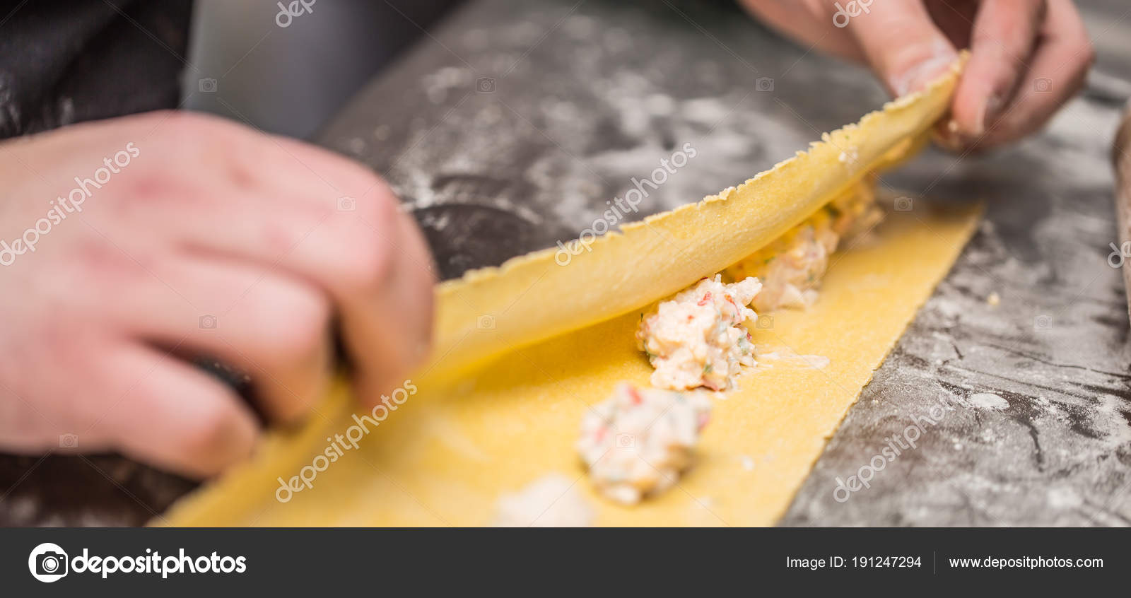 Chef's hands prepares Italian food stuffed pasta ravioli — Stock Photo ...