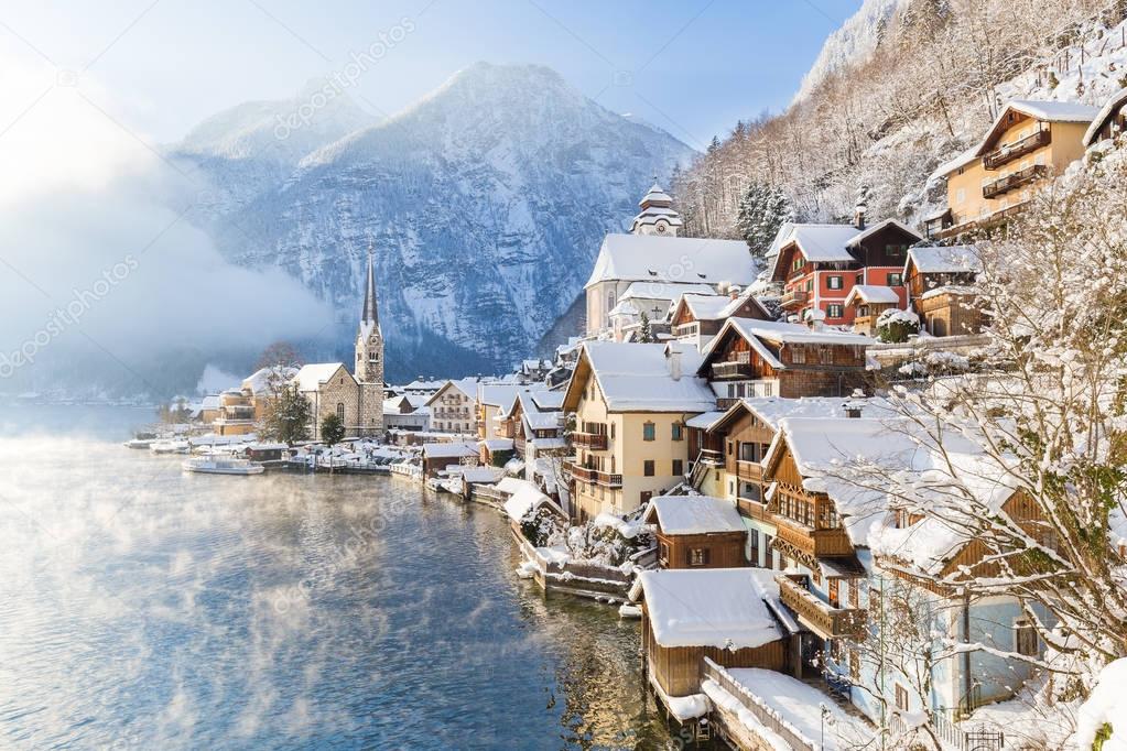 Vista clásica de Hallstatt con barco en invierno, Salzkammergut ...