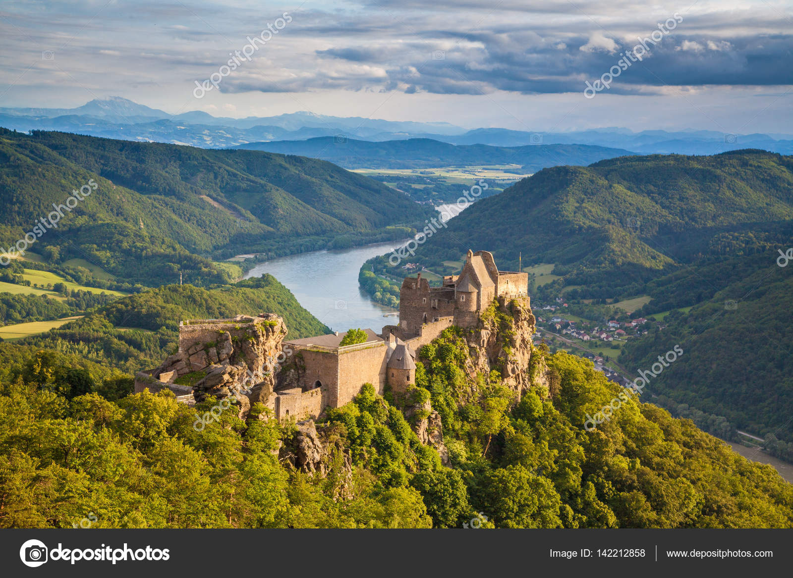 瓦豪河谷，奥地利 Aggstein 城堡废墟 — 图库照片©pandionhiatus3＃142212858