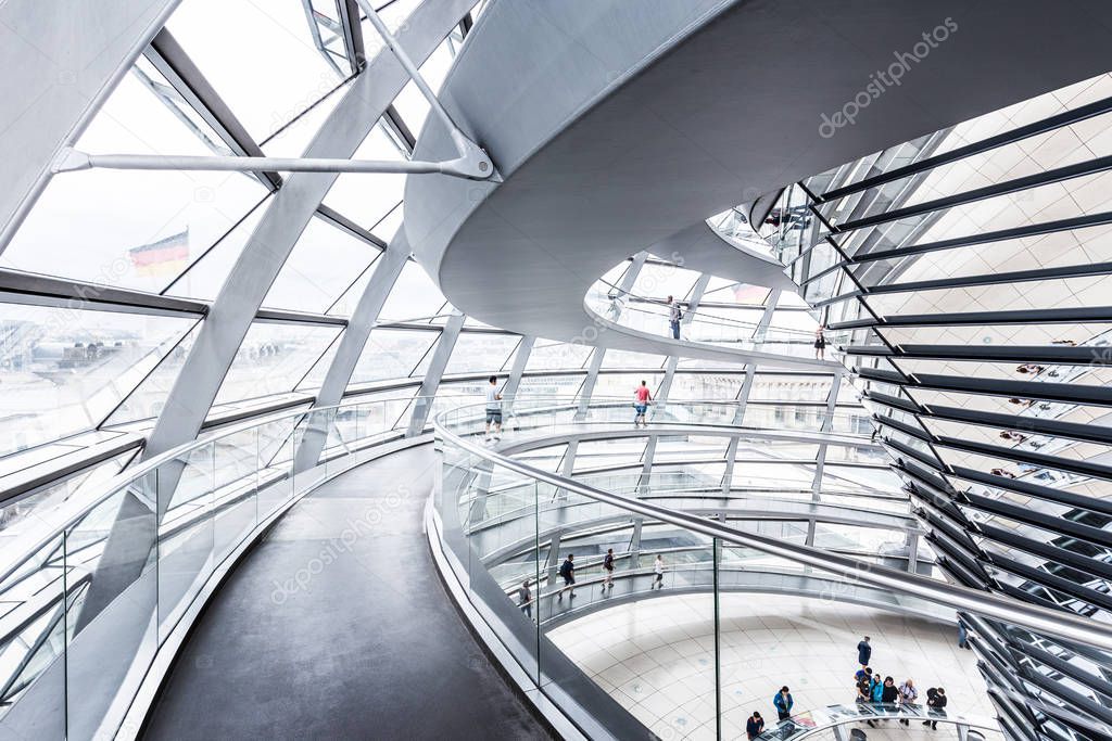 Vista interior de la famosa cúpula del Reichstag en Berlín, Alemania ...