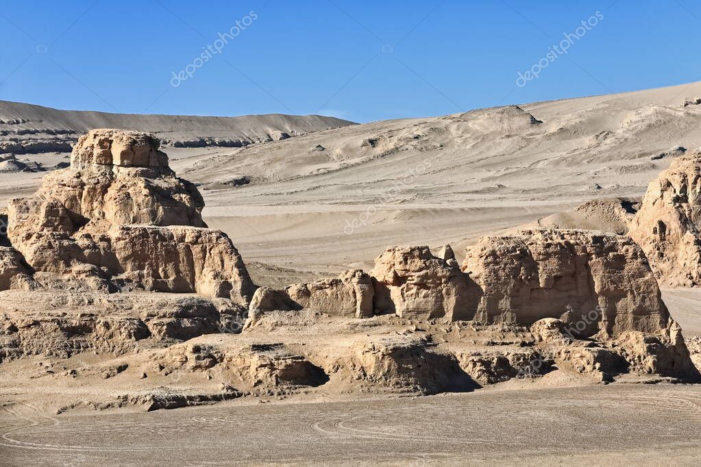 NW-SE alineación de yardangs-alargadas formas terrestres aerodinámicas talladas en rocas ...