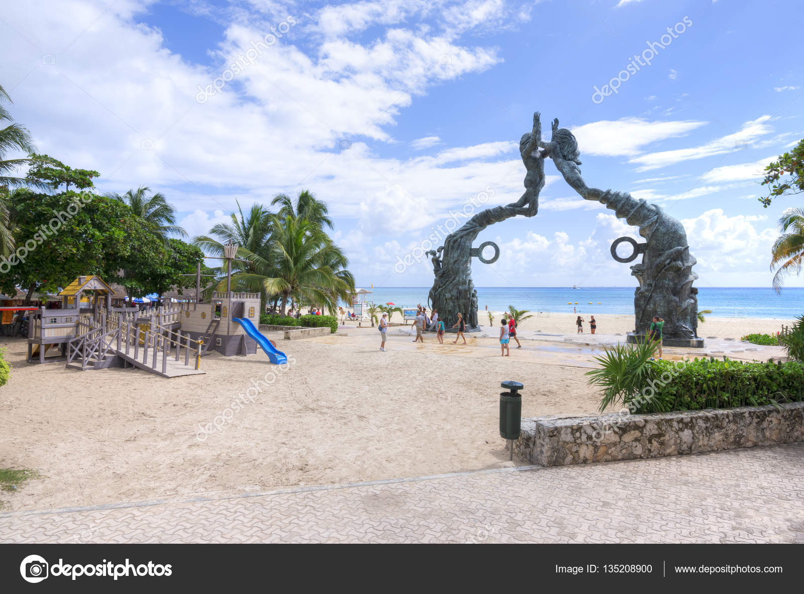 Playa del Carmen beachfront and playground — Stock Editorial Photo ...
