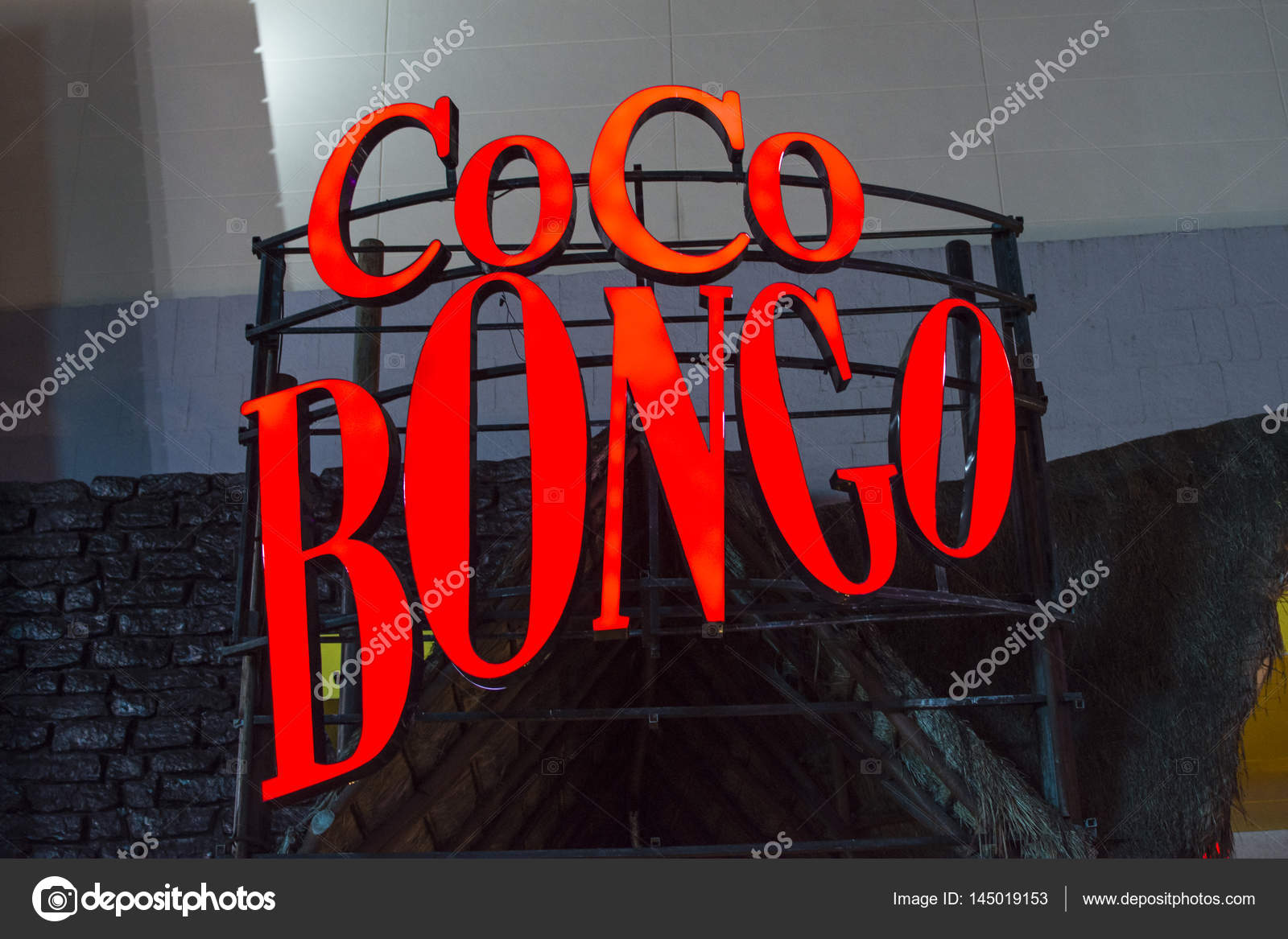 Coco Bongo neon sign in Cancun — Stock Editorial Photo © czuber #145019153