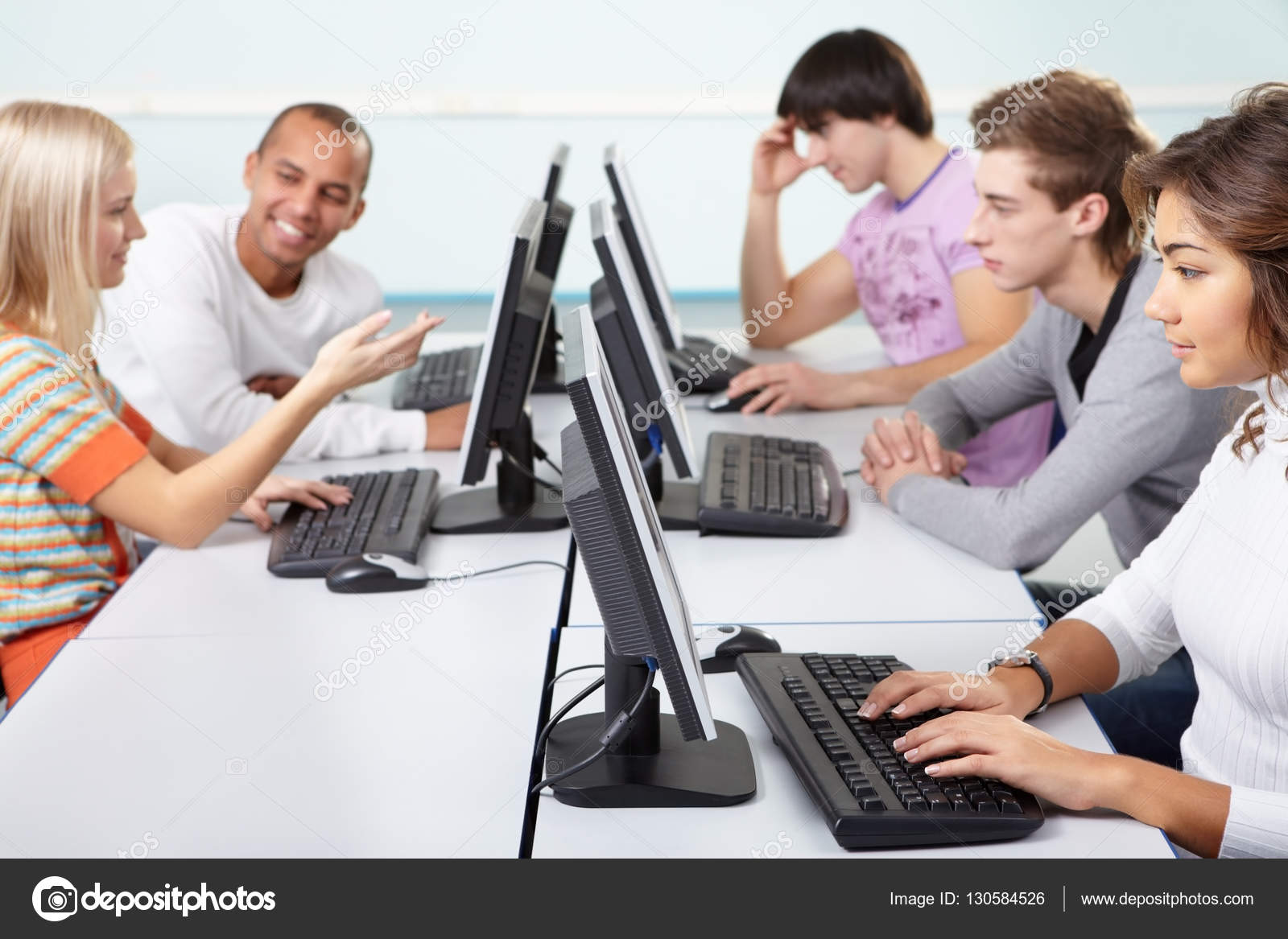 Estudiantes que estudian usando computadoras: fotografía de stock ...