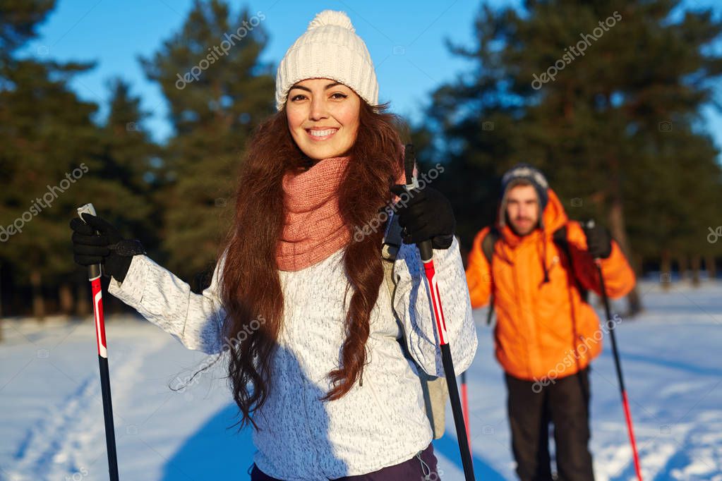 Pareja esquiando juntos 2023