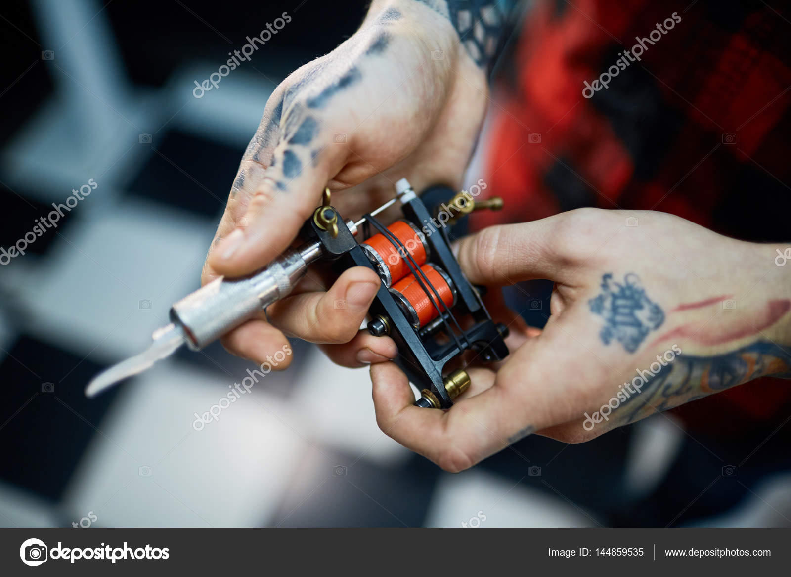 Man holding tattoo machine — Stock Photo © pressmaster #144859535