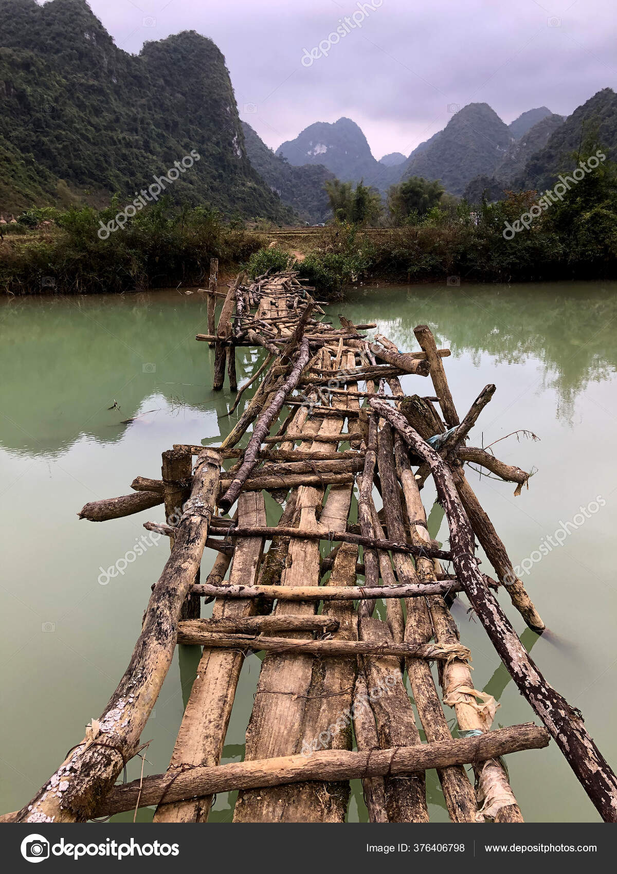 Old Dangerous Abandonned Bamboo Bridge Crossing River Trung Khan ...
