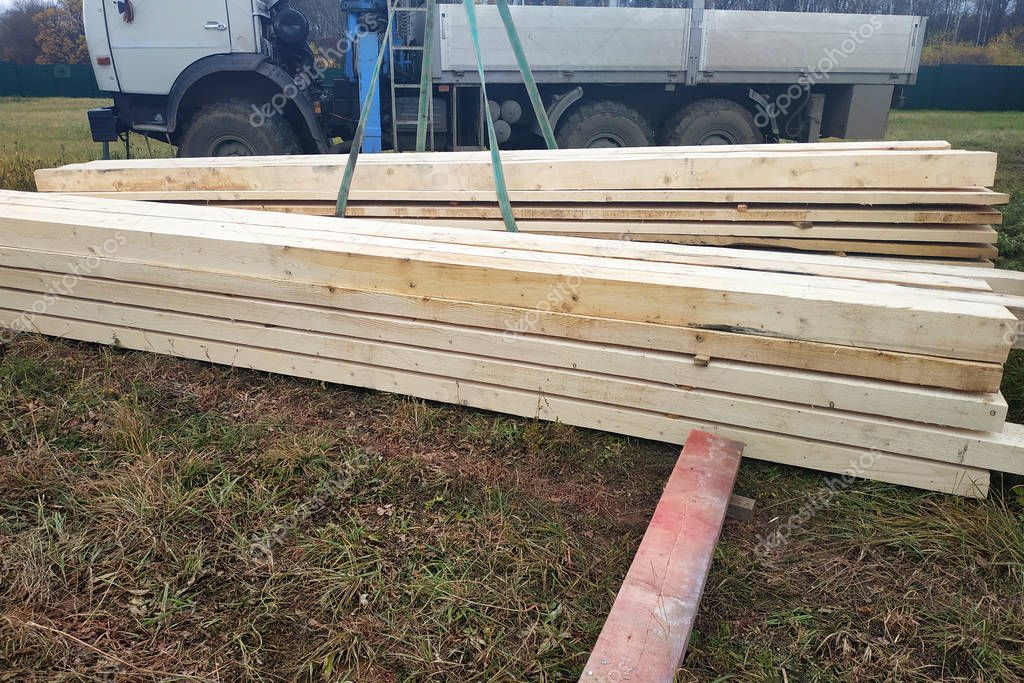 Grúa baja rieles de madera en el techo en el fondo del cielo. 2024