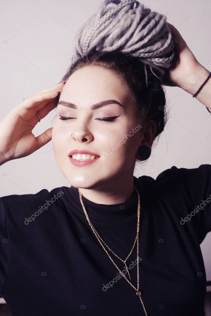 autiful chica con rastas, piercing en la nariz, tonos en los oídos. 2023