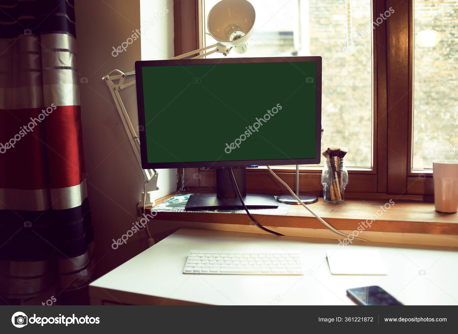 Desktop Computer Table Background Window Computer Green Screen — Stock ...