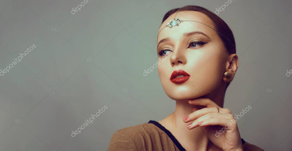 Chica con maquillaje de Dubai. Flechas perfectas, labios rojos, joyas ...