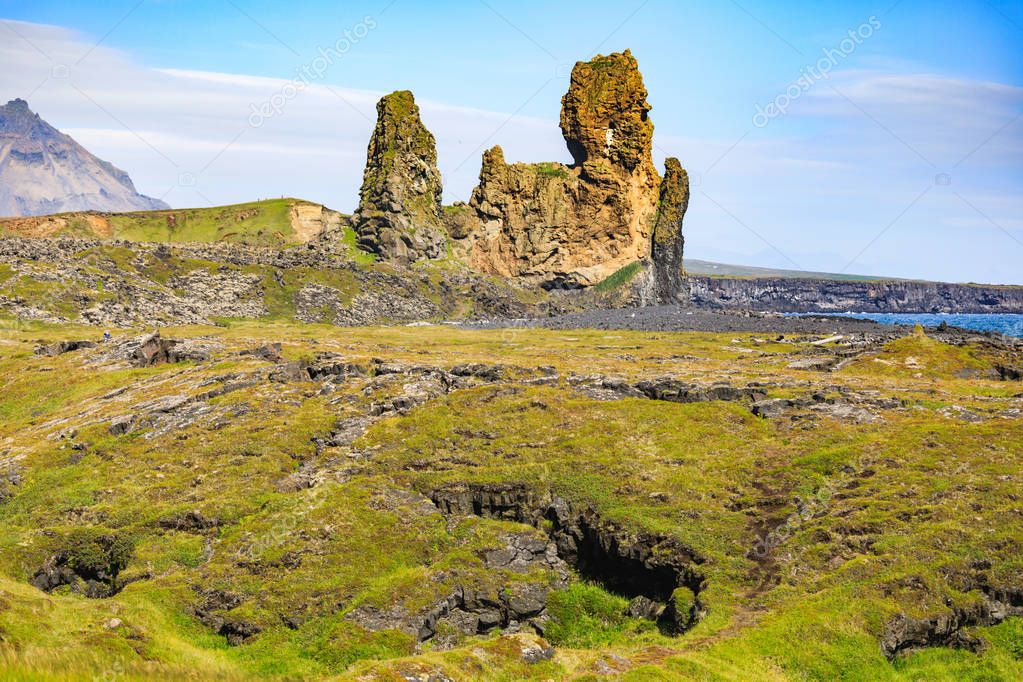 Lava formación londrangar en la península de snaefellsnes en verano 2022