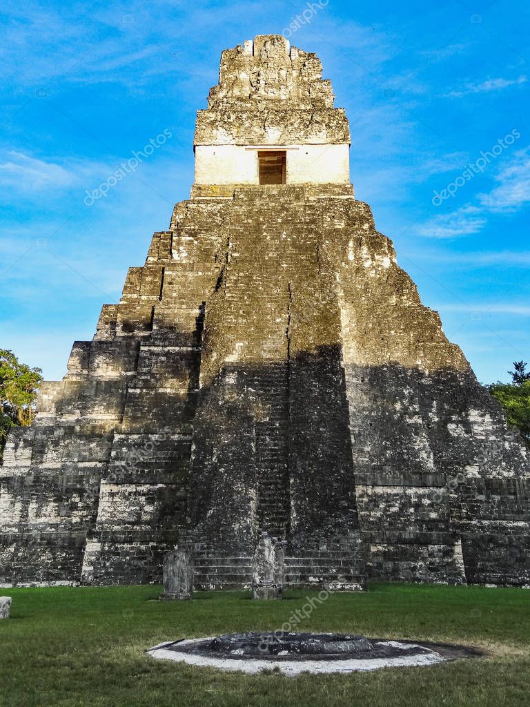 Templos mayas de gran plaza o plaza mayor en el parque nacional Tikal 2023