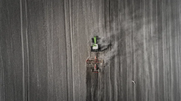 Agricultores cultivando. El tractor hace labranza vertical. Vista aérea ...