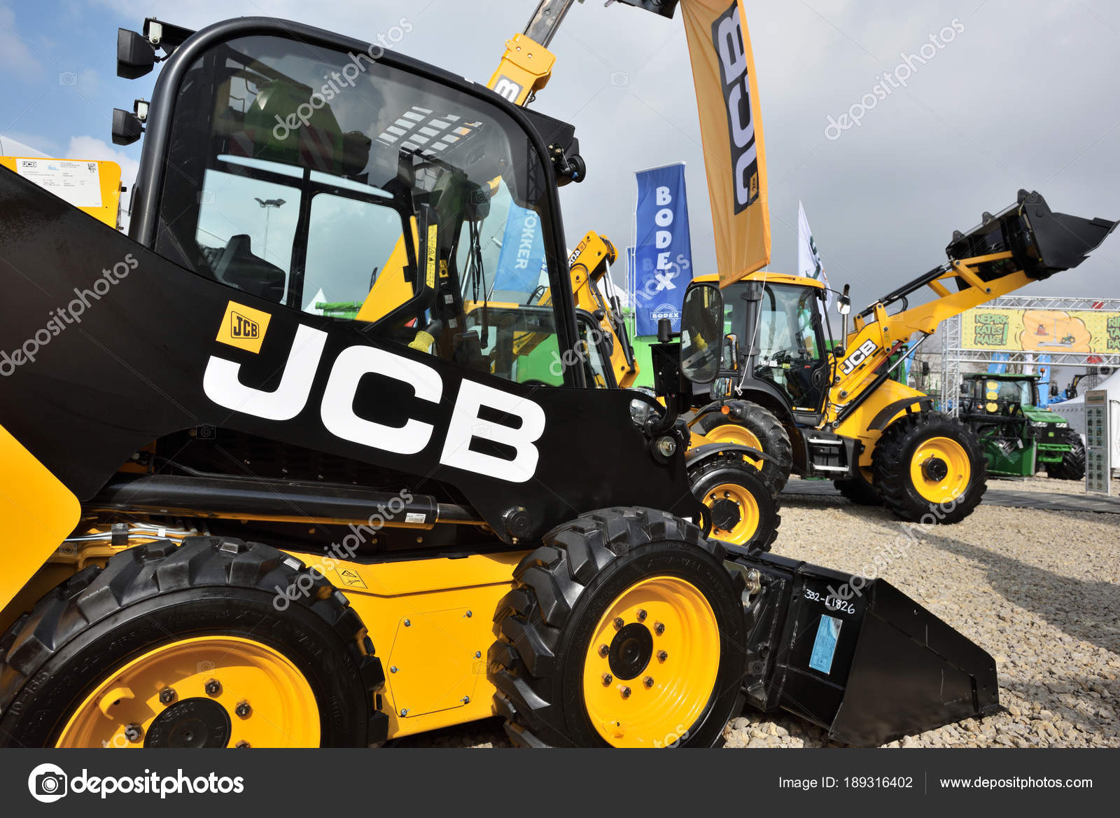 JCB veículo de equipamento pesado e logotipo — Fotografia de Stock Editorial © _fla #189316402