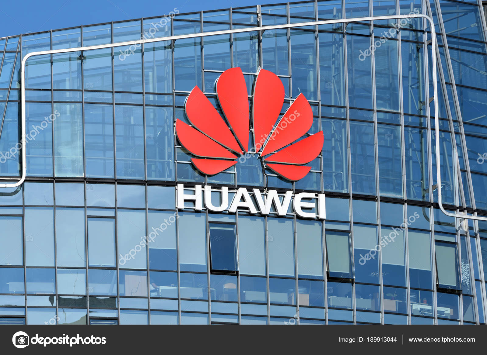 Huawei logo on a building — Stock Editorial Photo © _fla #189913044