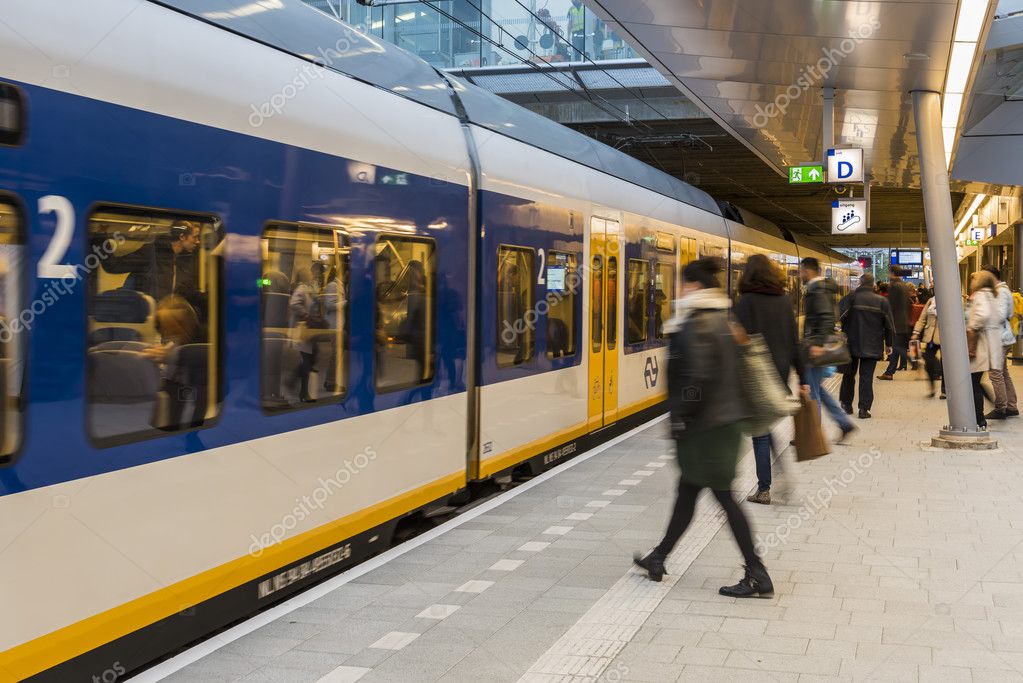 NS Central Station Utrecht, Platform — Stock Editorial Photo © Kloeg008 ...
