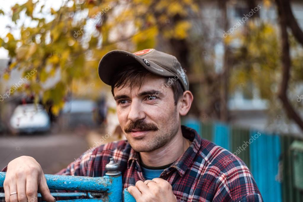 El hombre en el pueblo con una gorra con bigote 2022