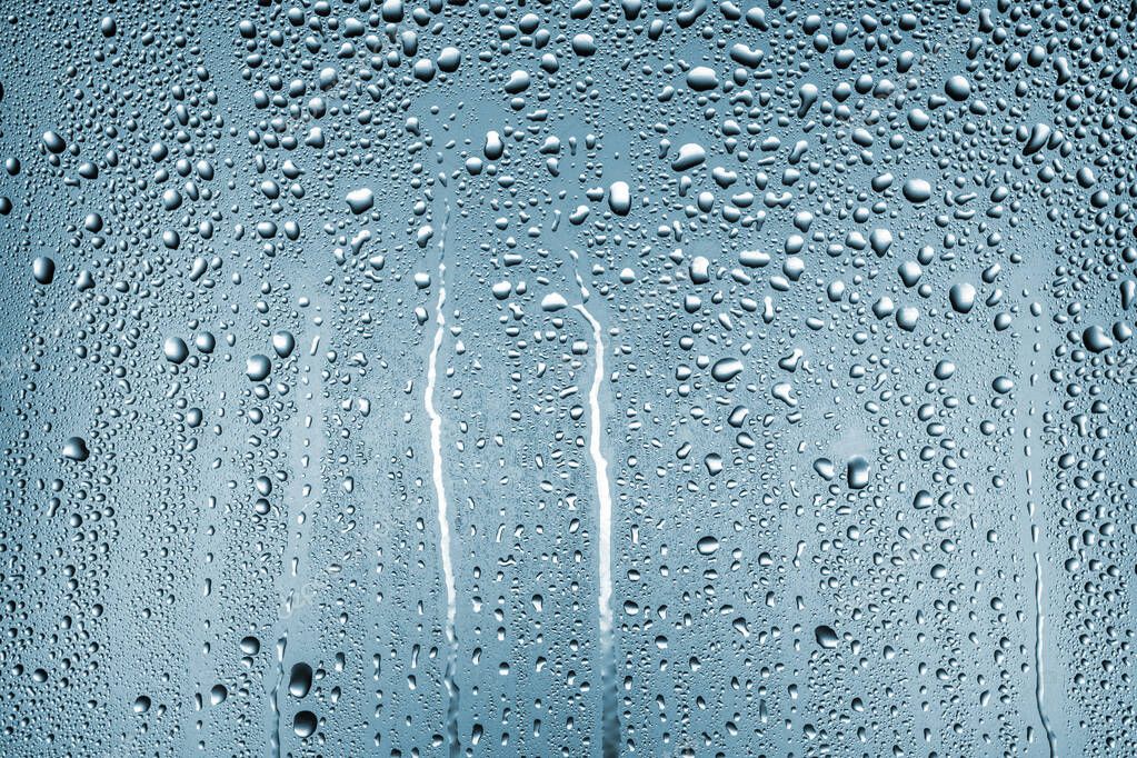 textura de grandes y pequeñas gotas de agua en una superficie mate con ...