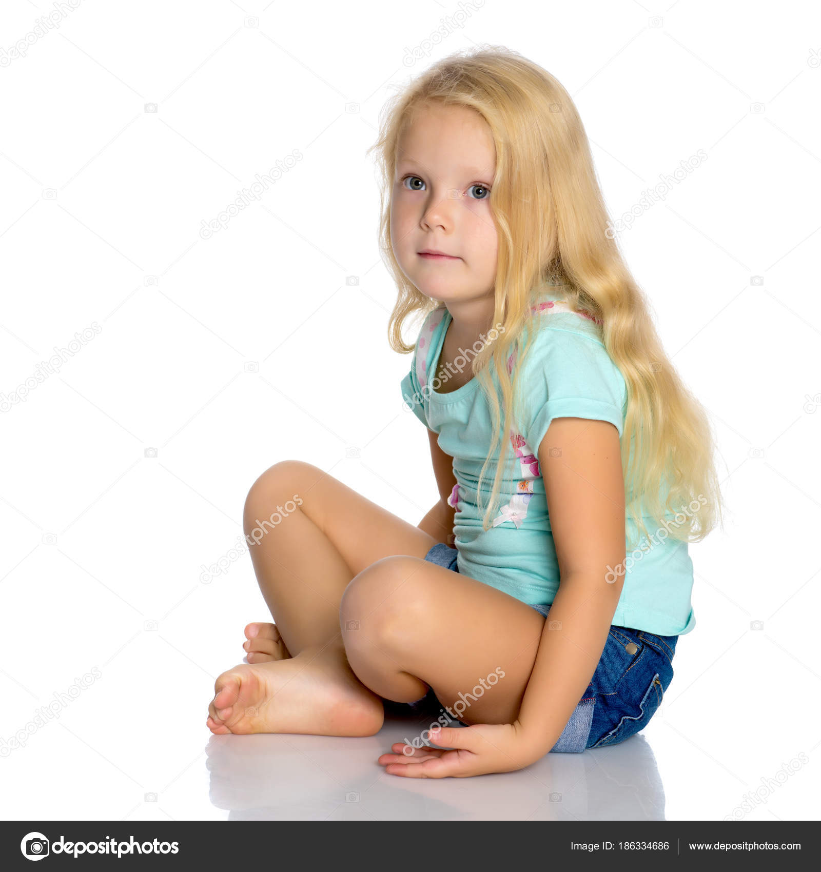 Kleines Mädchen sitzt auf dem Boden. - Stockfotografie: lizenzfreie ...