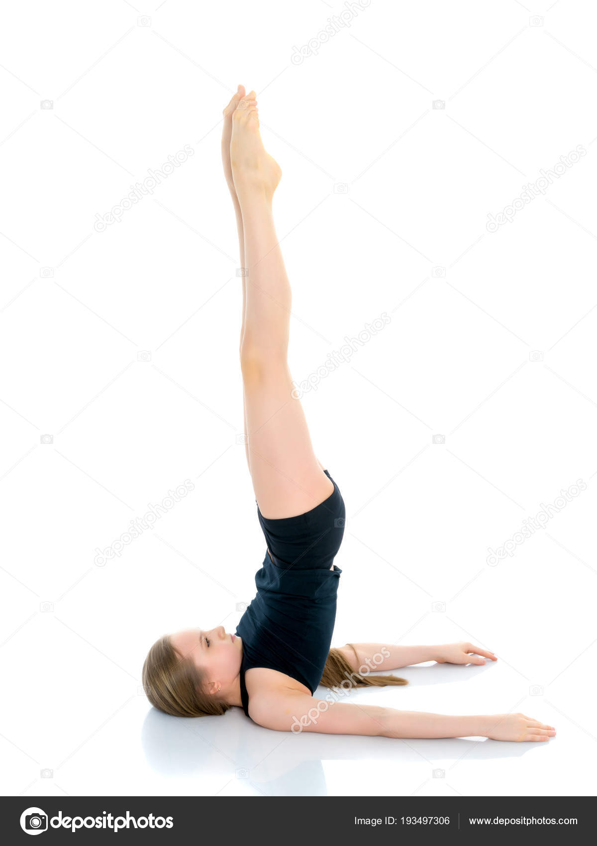 Le gymnaste effectue un élément acrobatique sur le sol. image libre de ...