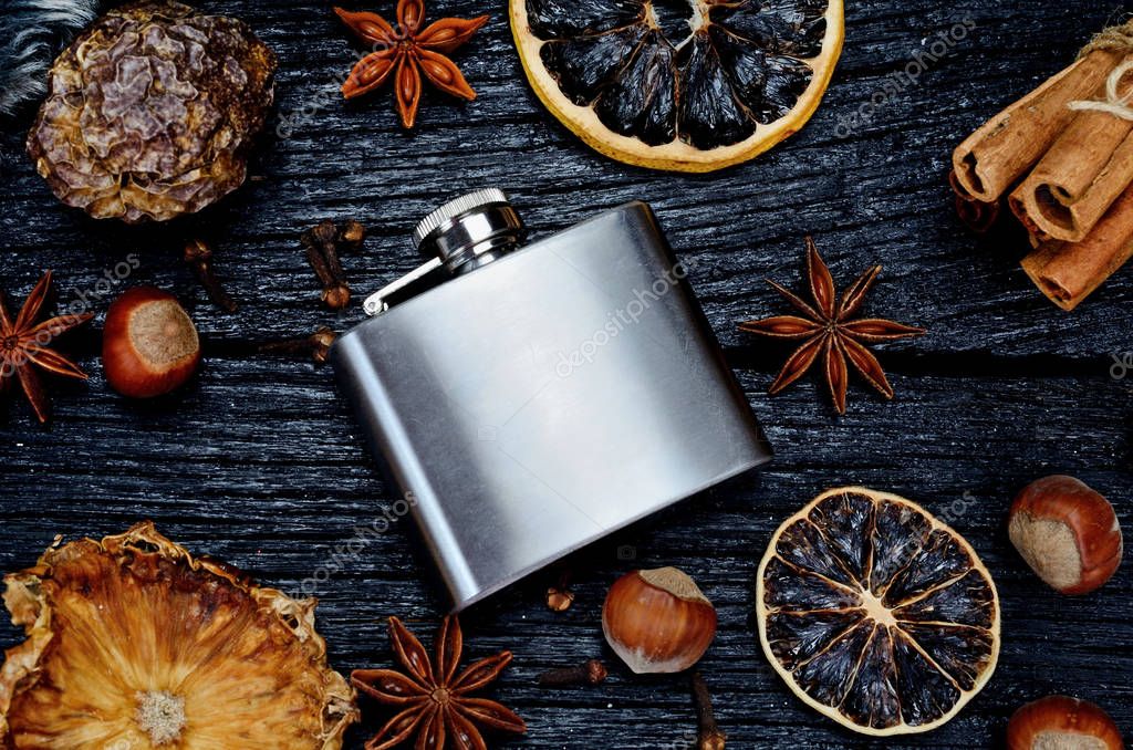 botella metálica para el alcohol en la mesa 2022