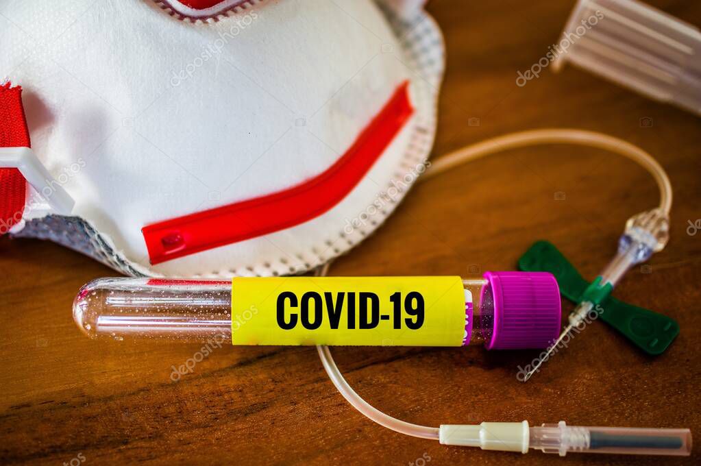 Análisis de sangre con mascarilla facial y cánula y tubos sanguíneos ...