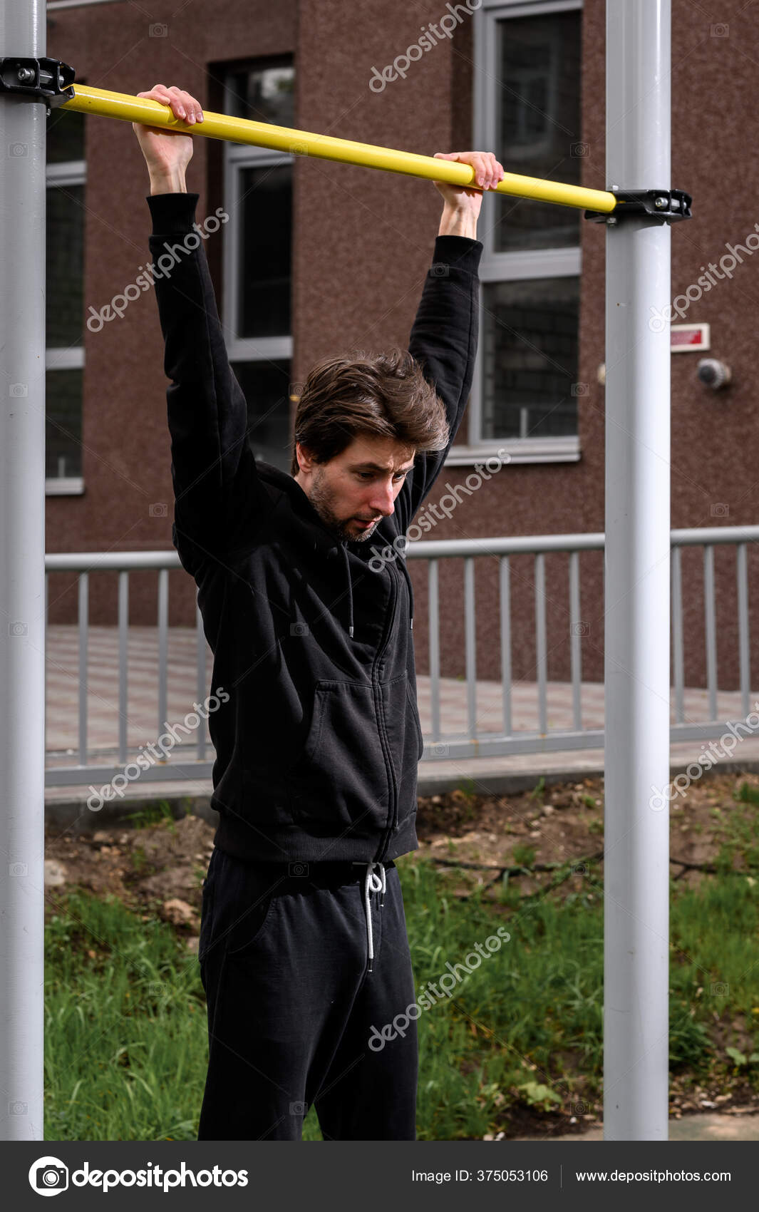 Athlete performs an exercise on the crossbar — Stock Photo ...