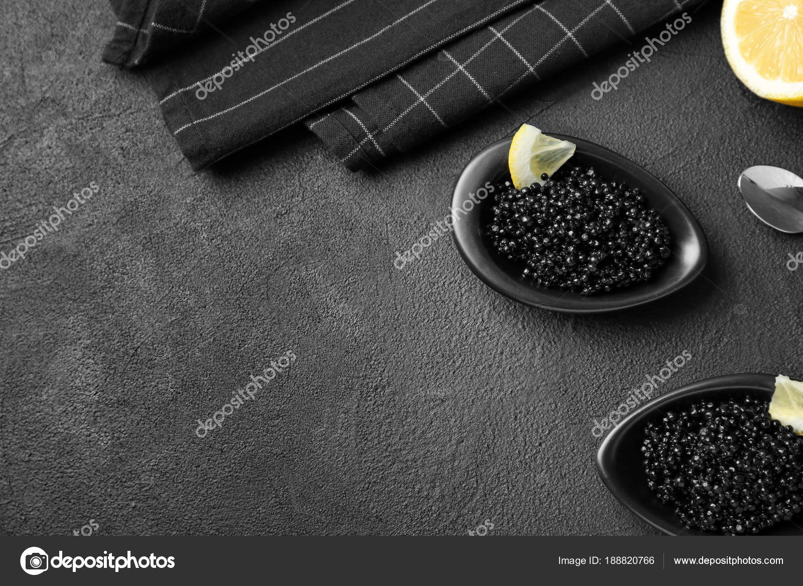 Cuencos con caviar negro sobre fondo gris oscuro — Foto de stock ...
